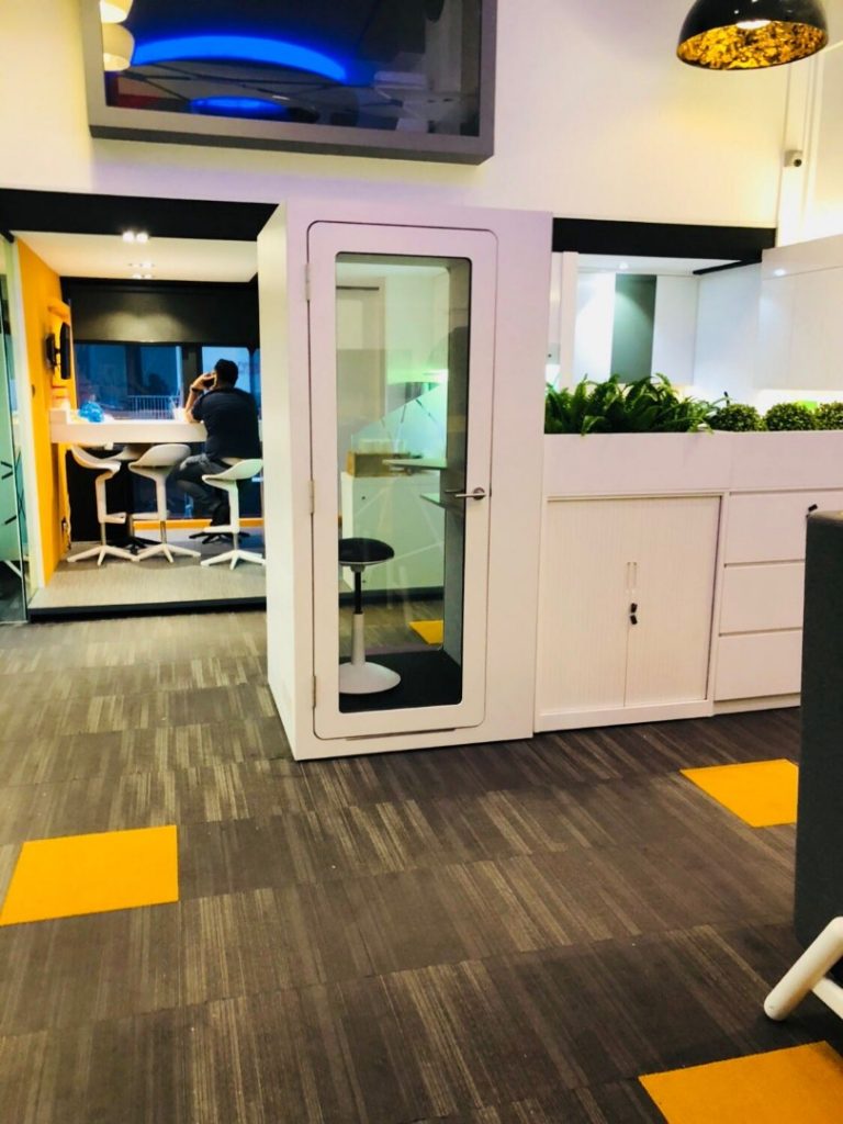 Vis-a-Vis Single Phone Booth